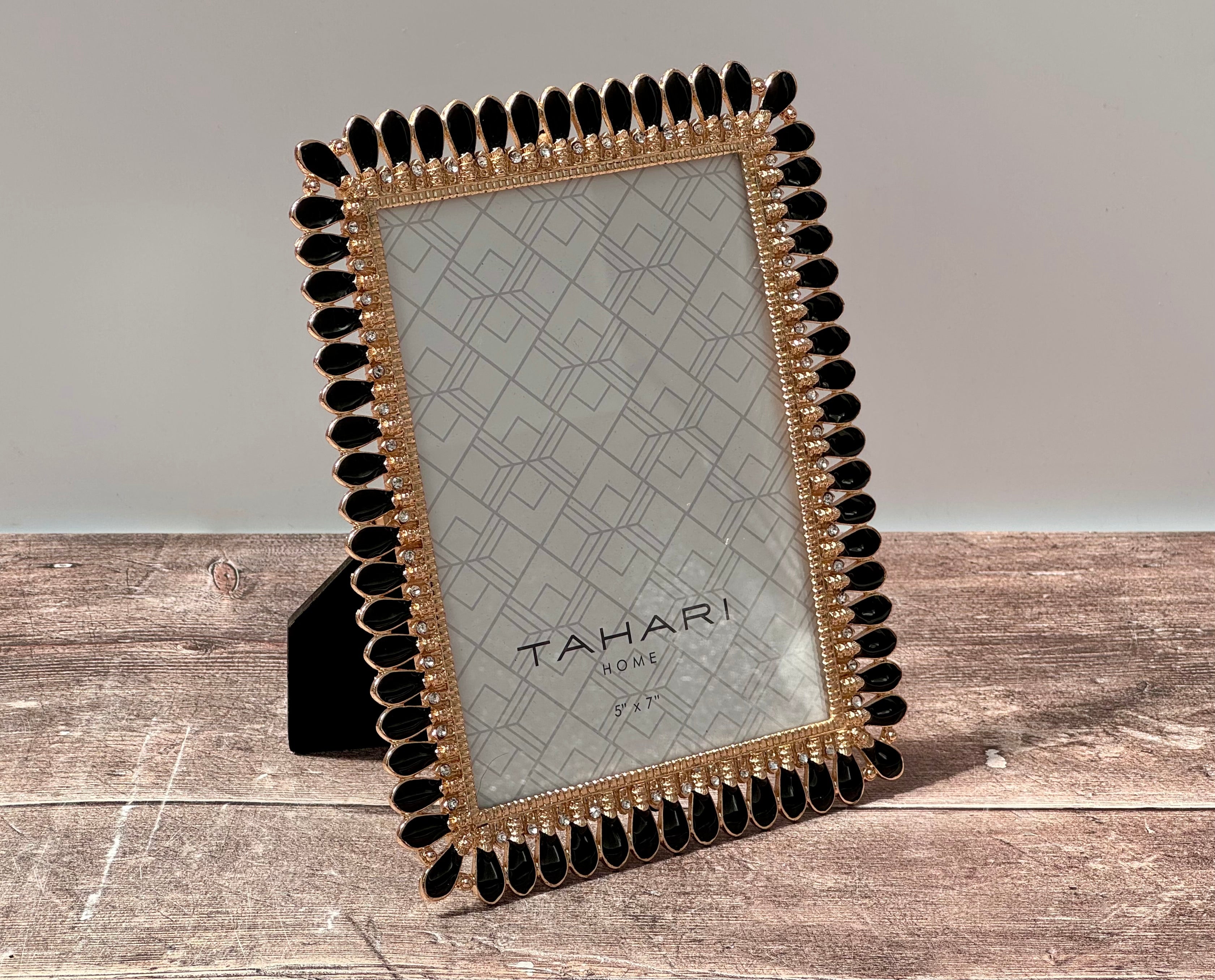 Tahari Black and Gold Oval Design Photo Frame, 5 x 7 – Hampton Homeware