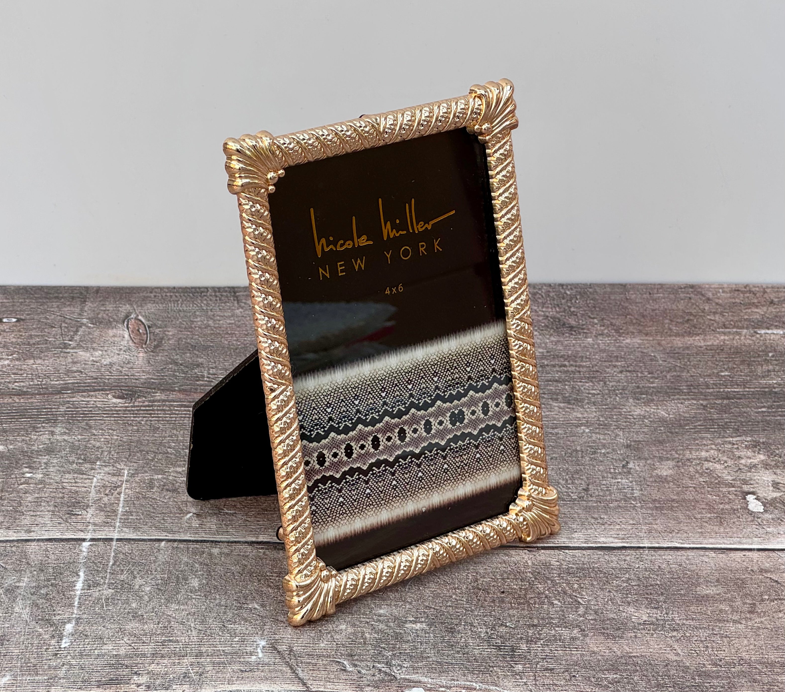 Nicole Miller Gold Patterned Photo Frame 4’ x 6’ – Hampton Homeware